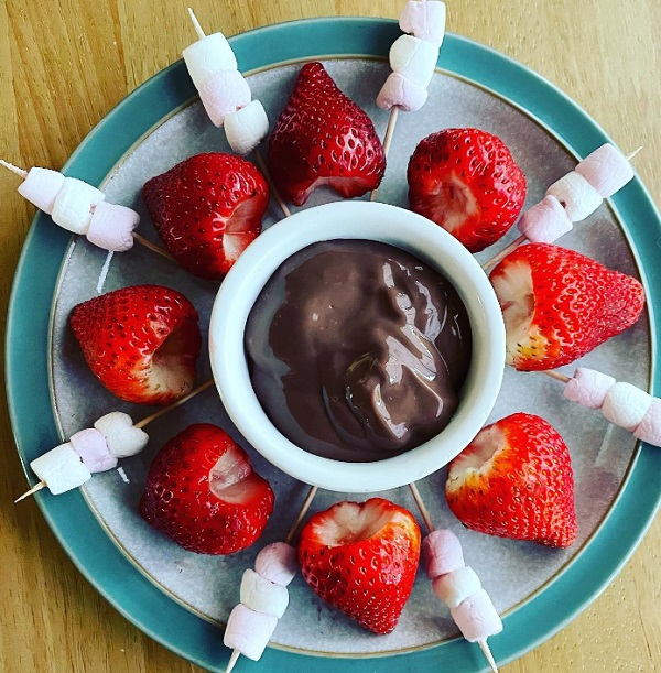 Making Mini Marshmallow Sticks (Sshmallows Sticks) – Baby Shower Ideas 4U